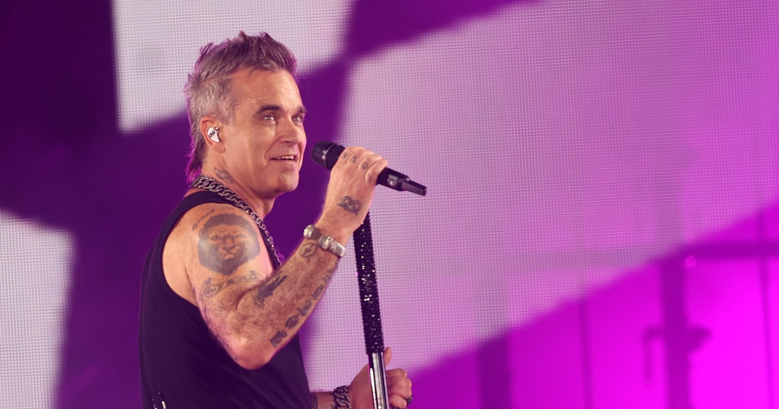 Intimer Schnappschuss Robbie Williams Nackt Im Bett